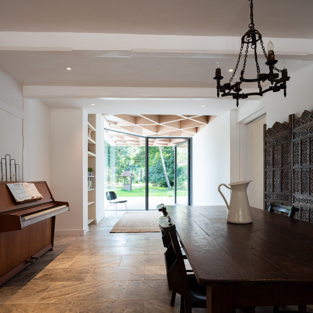 House in Surrey by Tigg + Coll features soaring ‘diagrid’ timber canopy ...