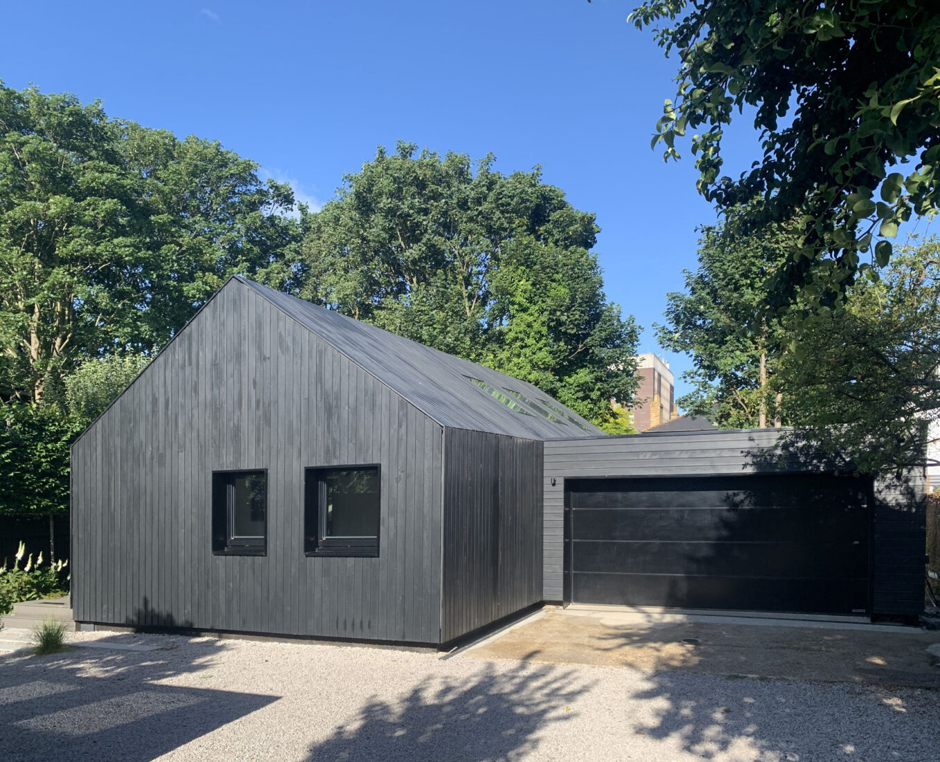 Stephen Coates reworks villa with new annexe focused on courtyard garden