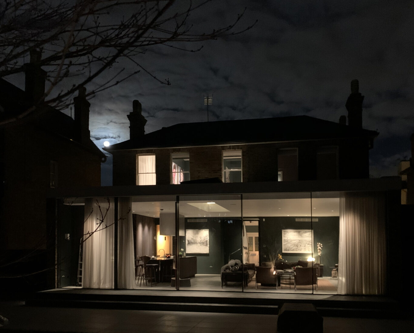 Stephen Coates reworks villa with new annexe focused on courtyard garden