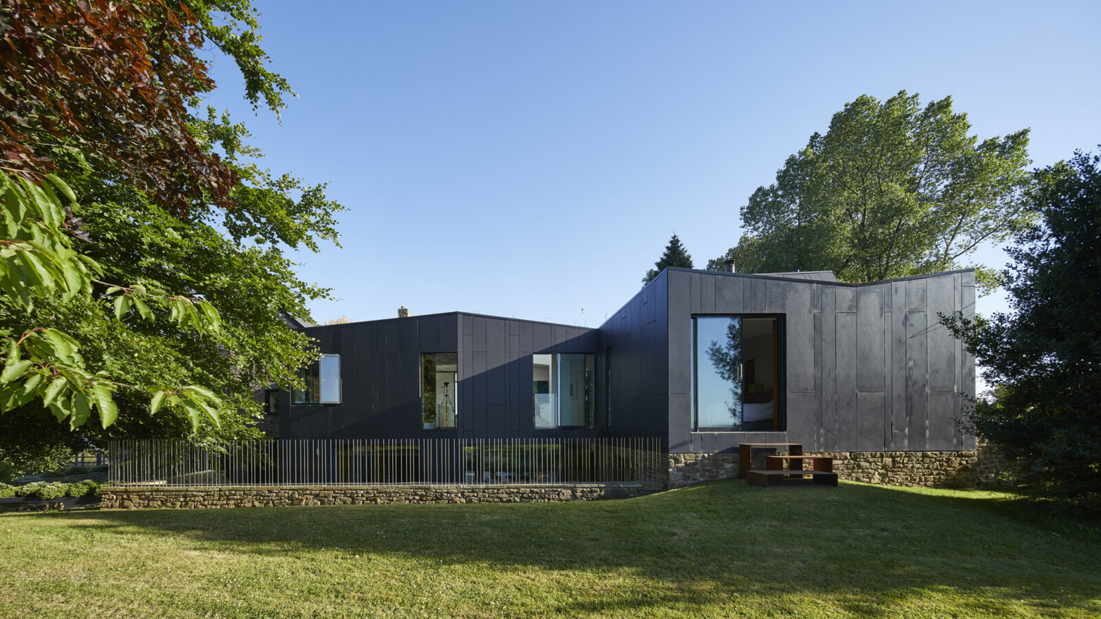 Alison Brooks Architects completes house tailored around art collection