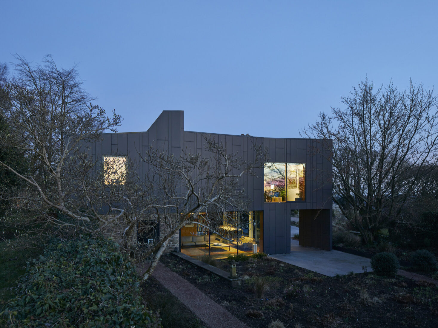 Alison Brooks Architects completes house tailored around art collection