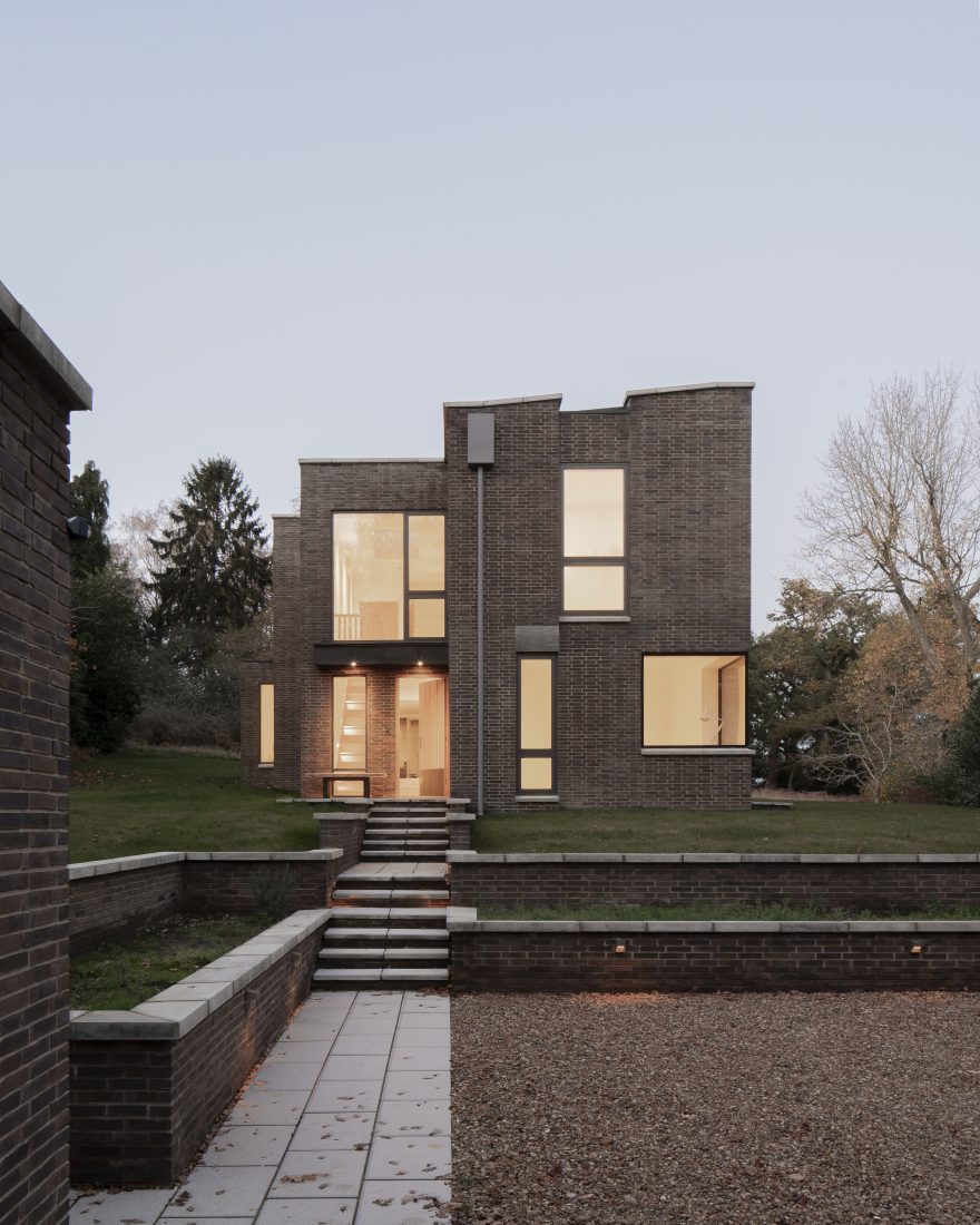 Hudson Architecture Studio designs stepped angular house in Oxfordshire ...