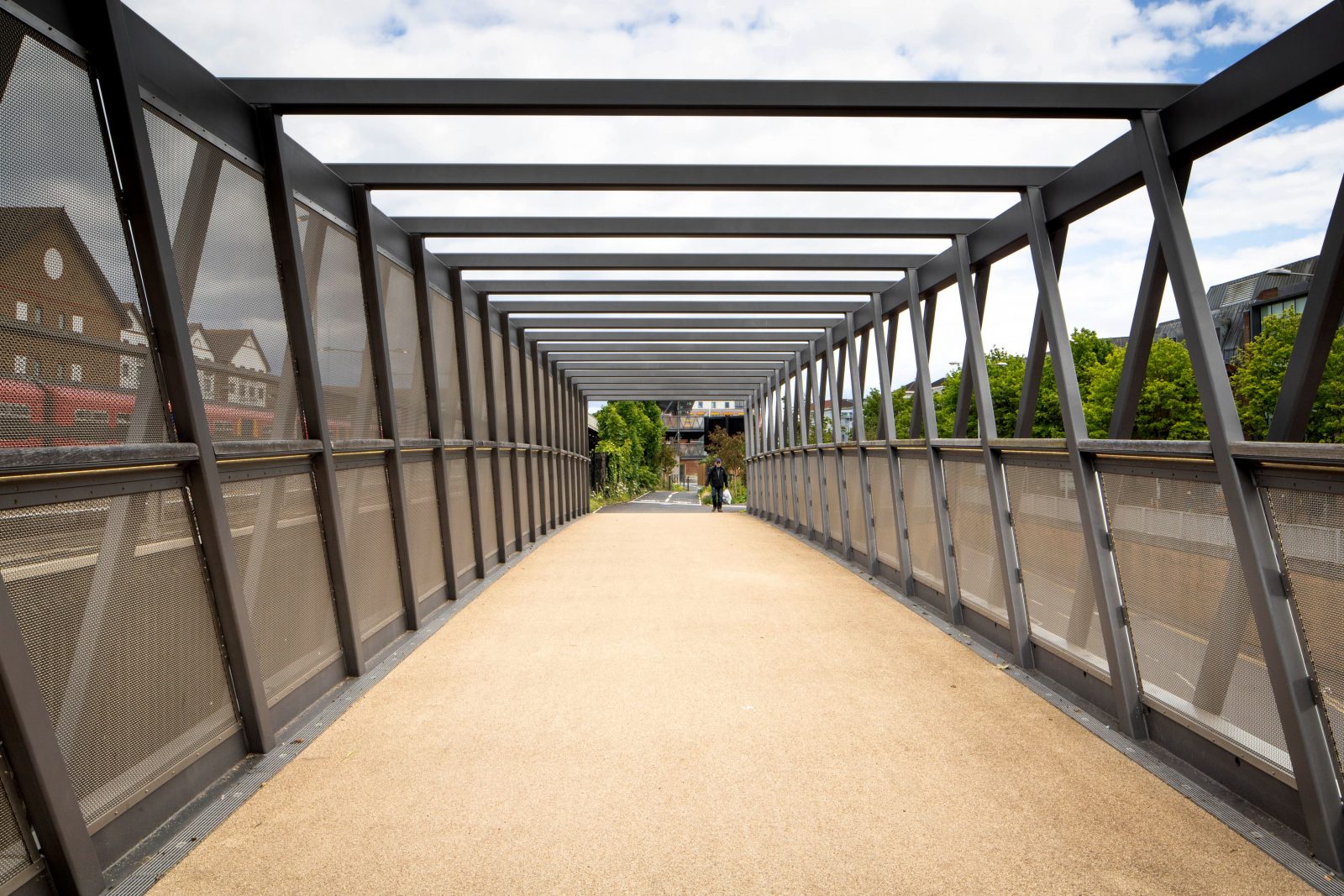 Sarah Wigglesworth completes cycle hub and bridge at Kingston