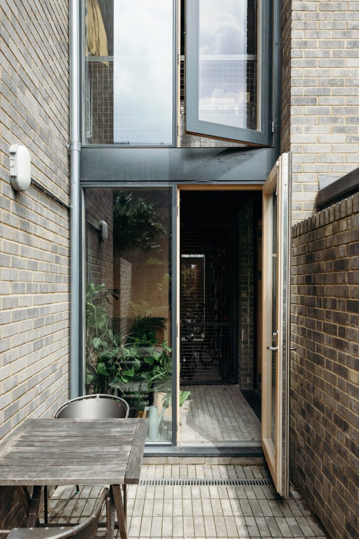 Marcus Lee designs ‘sideways’ mews house in east London