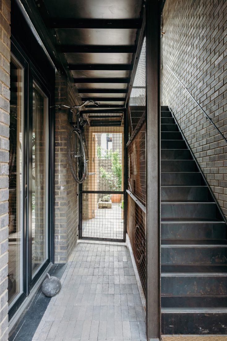 Marcus Lee designs ‘sideways’ mews house in east London