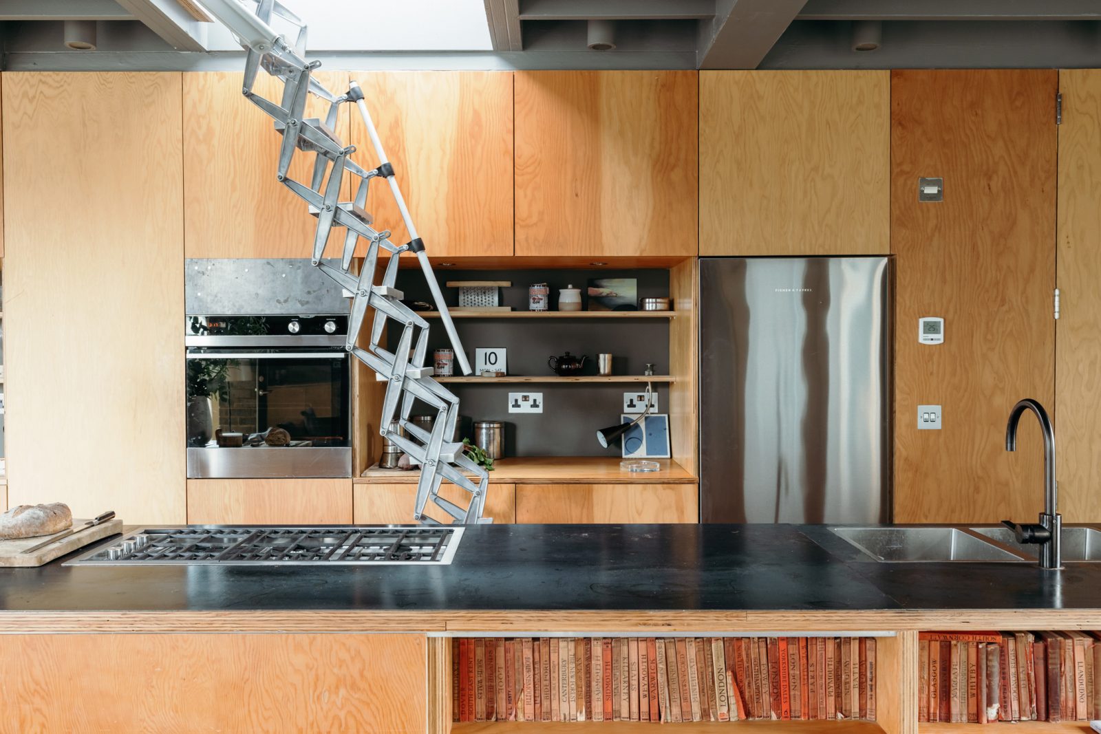 Marcus Lee designs ‘sideways’ mews house in east London