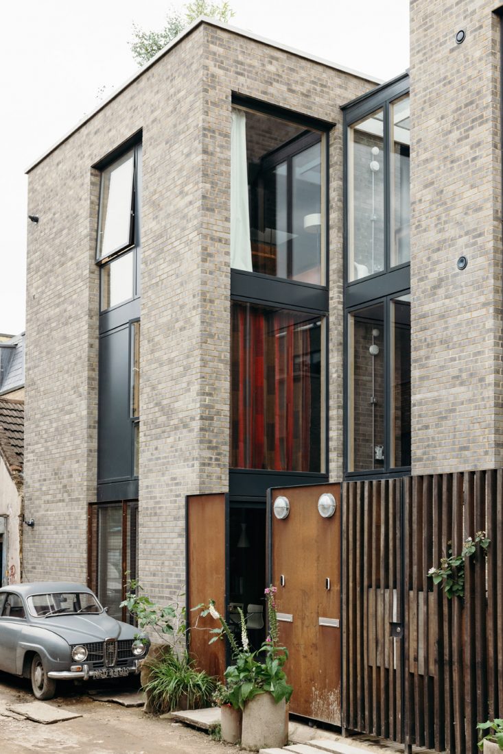Marcus Lee designs ‘sideways’ mews house in east London