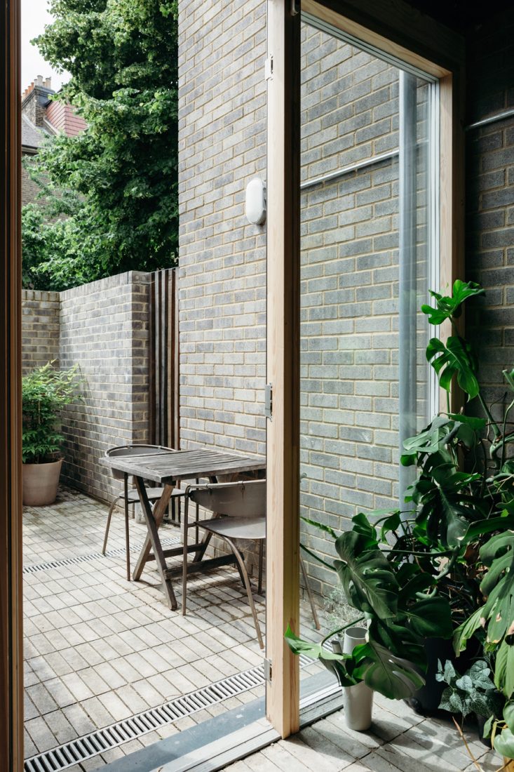 Marcus Lee designs ‘sideways’ mews house in east London
