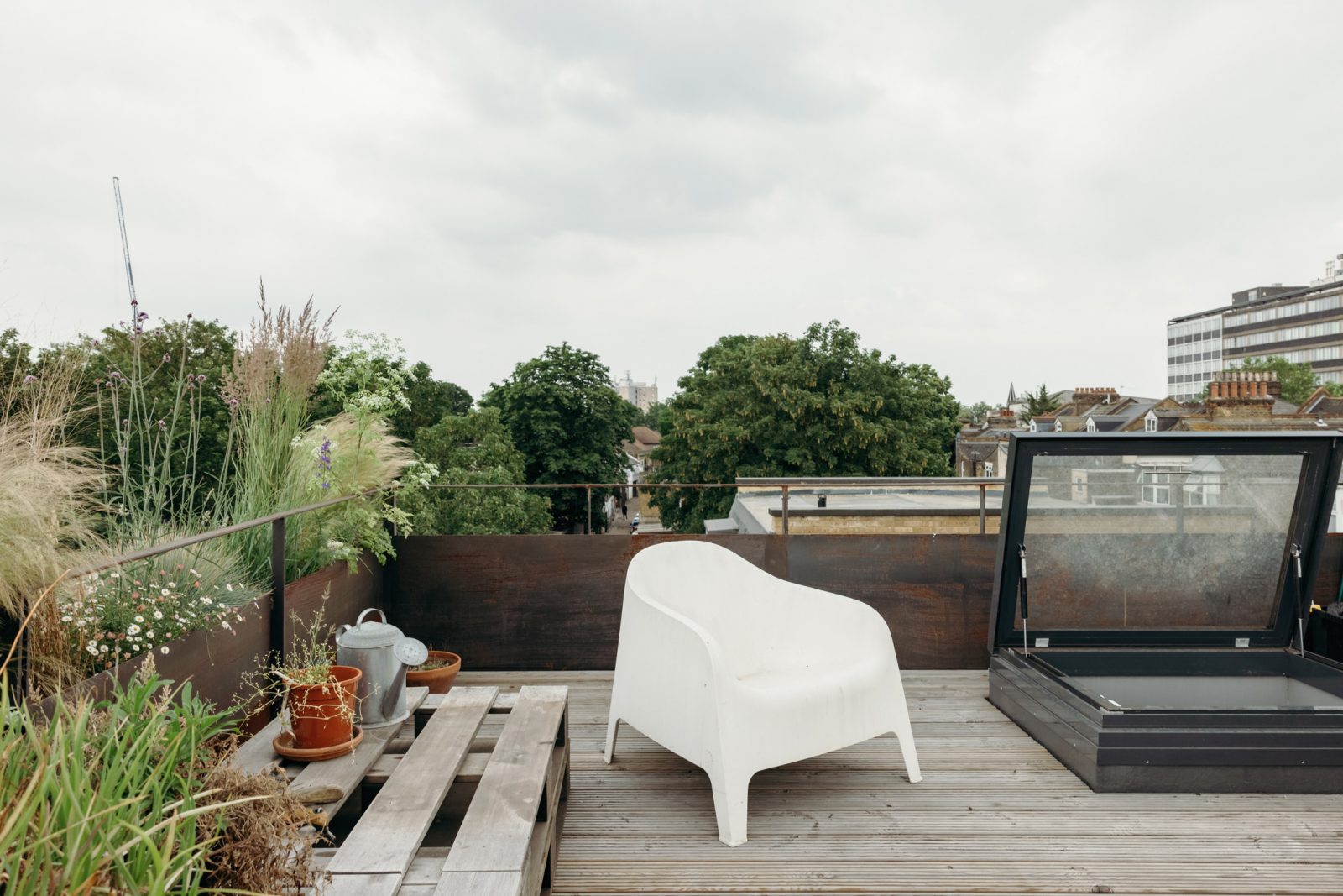 Marcus Lee designs ‘sideways’ mews house in east London
