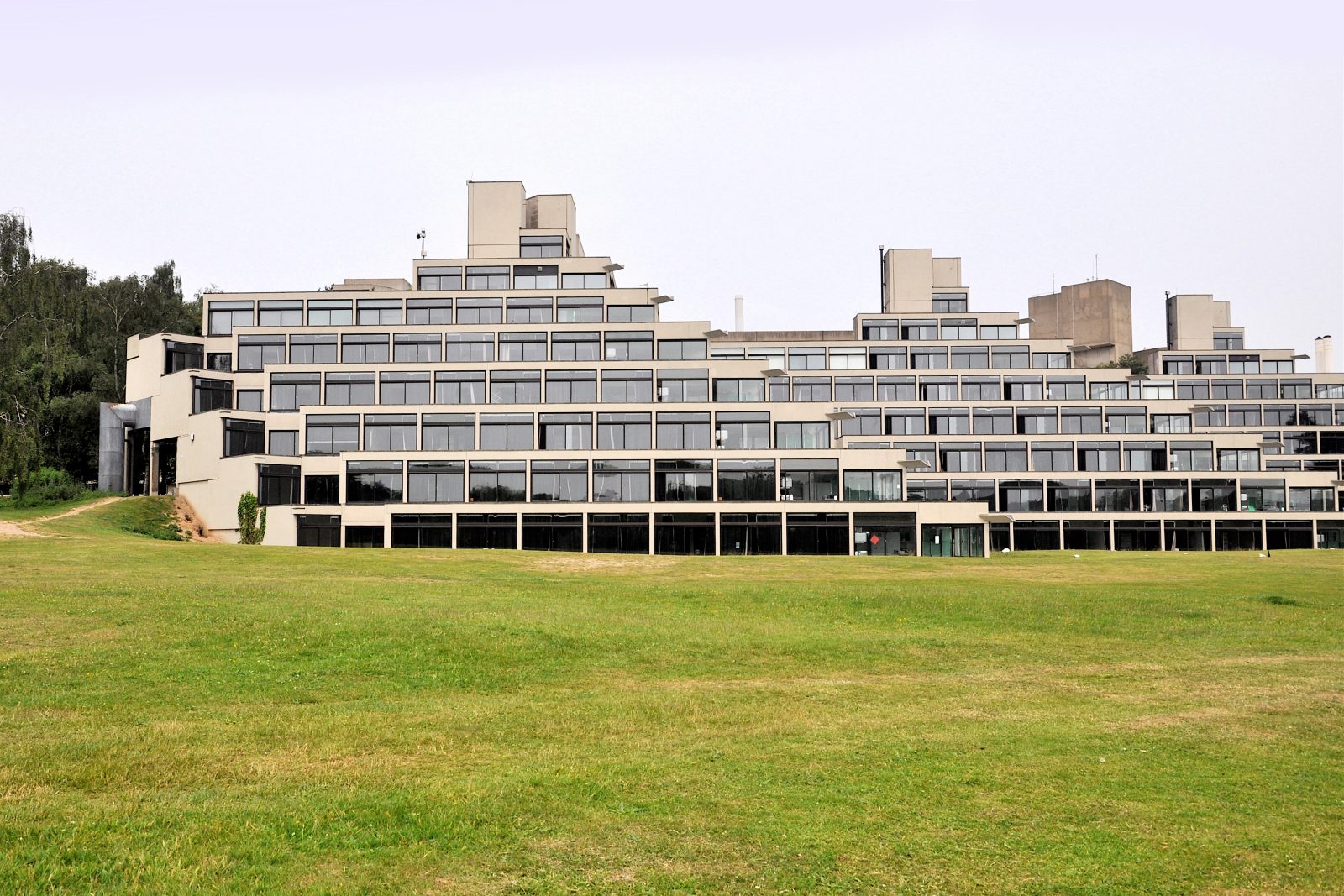 Lasdun’s listed ziggurat student housing closed over concrete safety fears