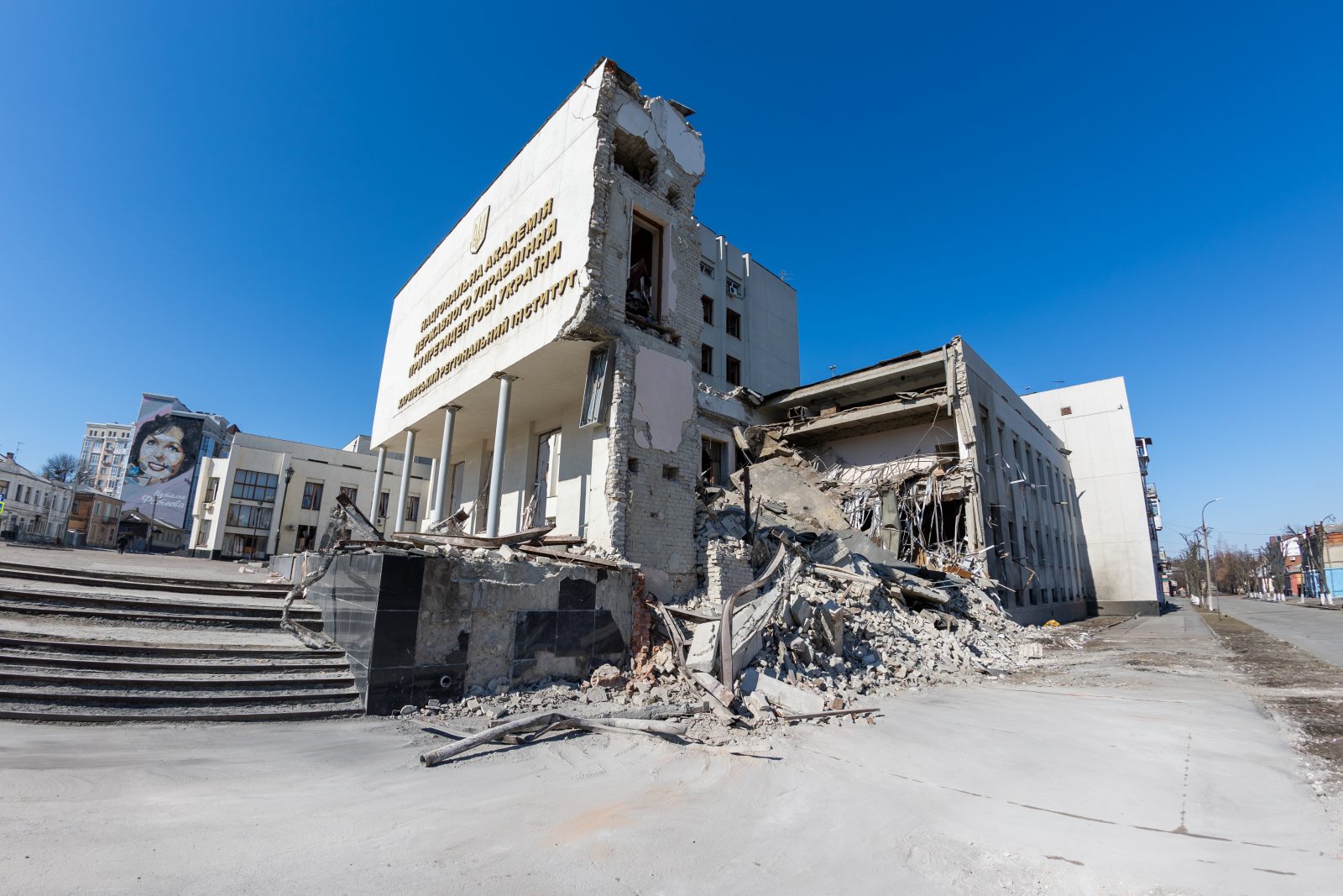 Norman Foster bids to lead rebuilding of war-torn Kharkiv