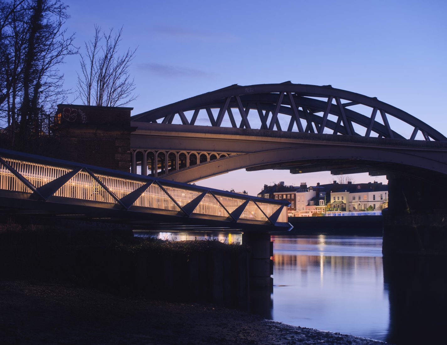 Moxon completes pedestrian bridge along Thames Path at Chiswick