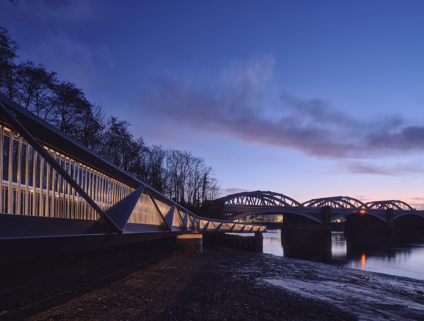Moxon completes pedestrian bridge along Thames Path at Chiswick