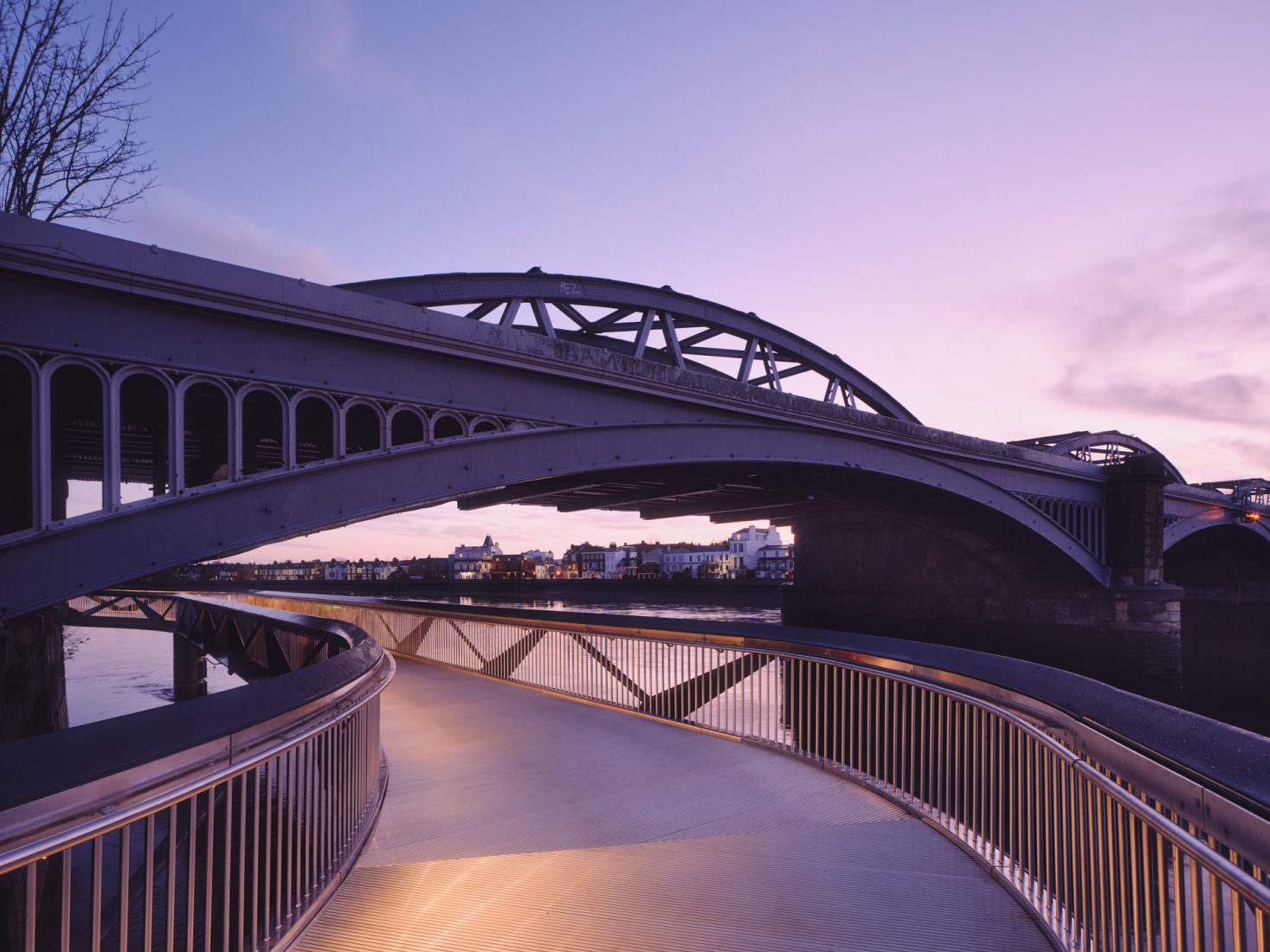 Moxon completes pedestrian bridge along Thames Path at Chiswick