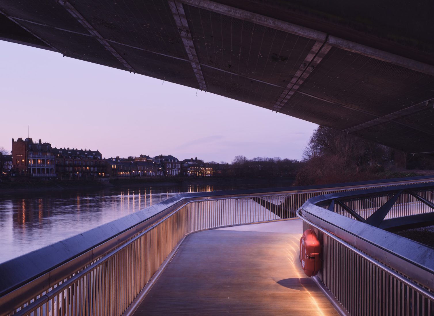 Moxon completes pedestrian bridge along Thames Path at Chiswick