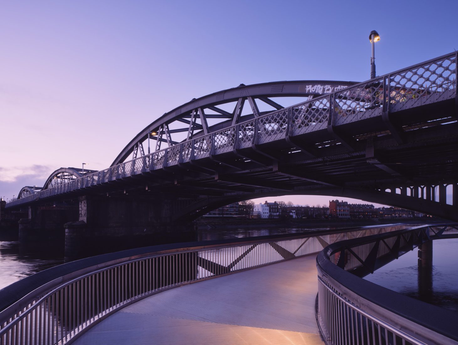 Moxon completes pedestrian bridge along Thames Path at Chiswick
