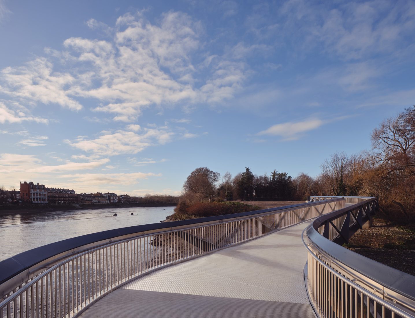 Moxon completes pedestrian bridge along Thames Path at Chiswick