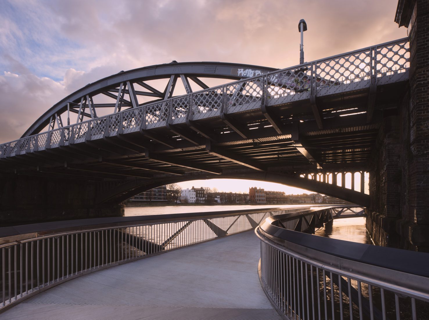 Moxon completes pedestrian bridge along Thames Path at Chiswick