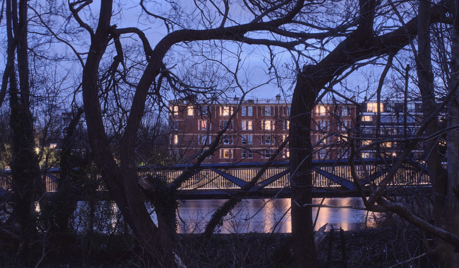Moxon completes pedestrian bridge along Thames Path at Chiswick