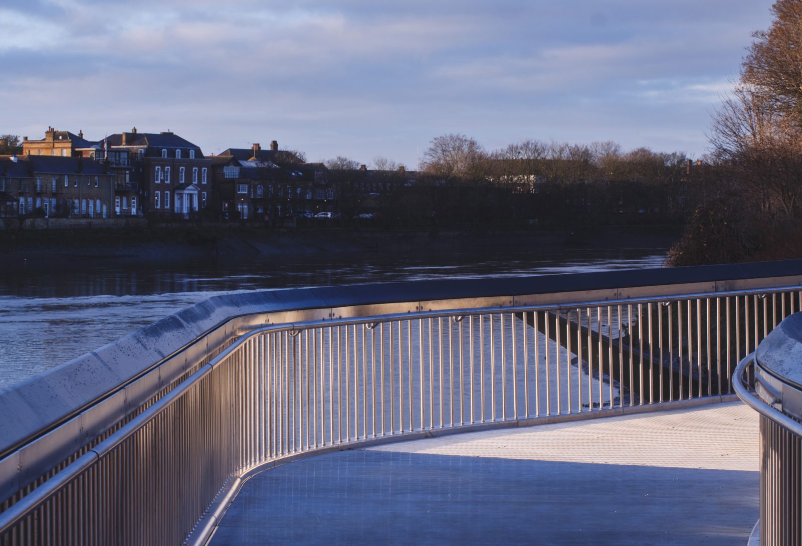 Moxon completes pedestrian bridge along Thames Path at Chiswick
