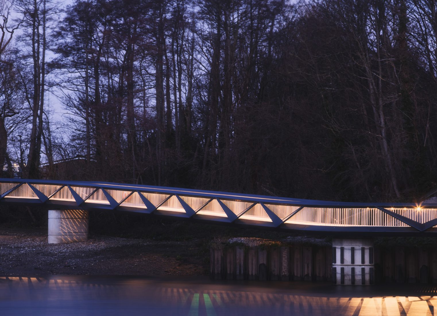 Moxon completes pedestrian bridge along Thames Path at Chiswick