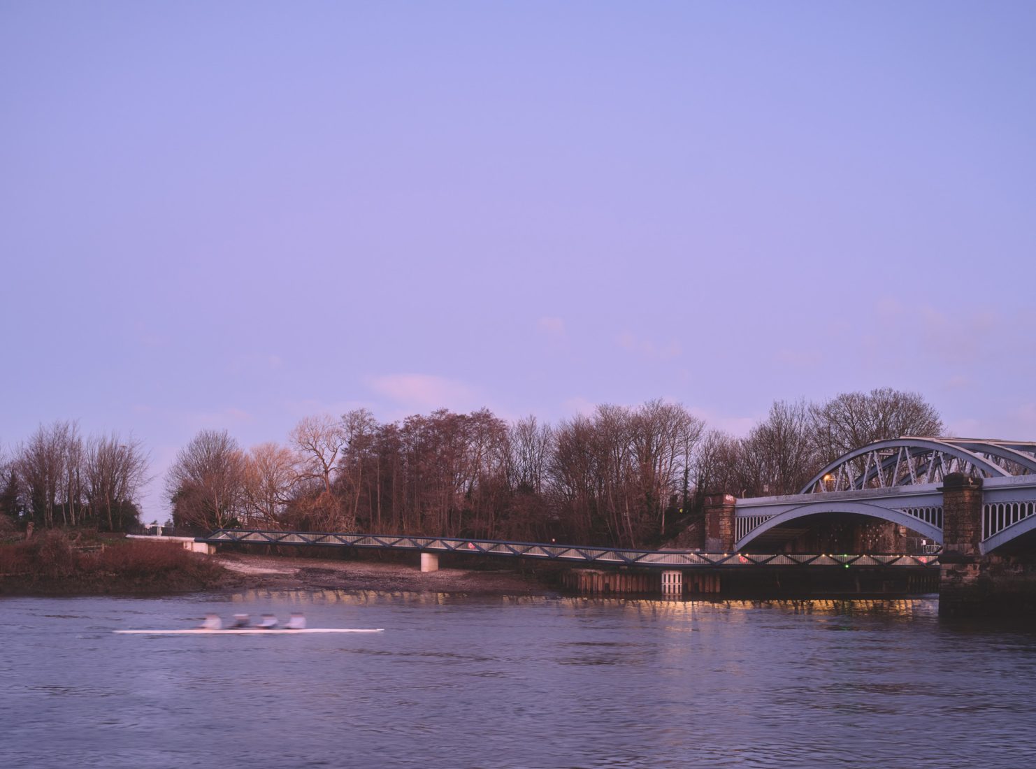 Moxon completes pedestrian bridge along Thames Path at Chiswick