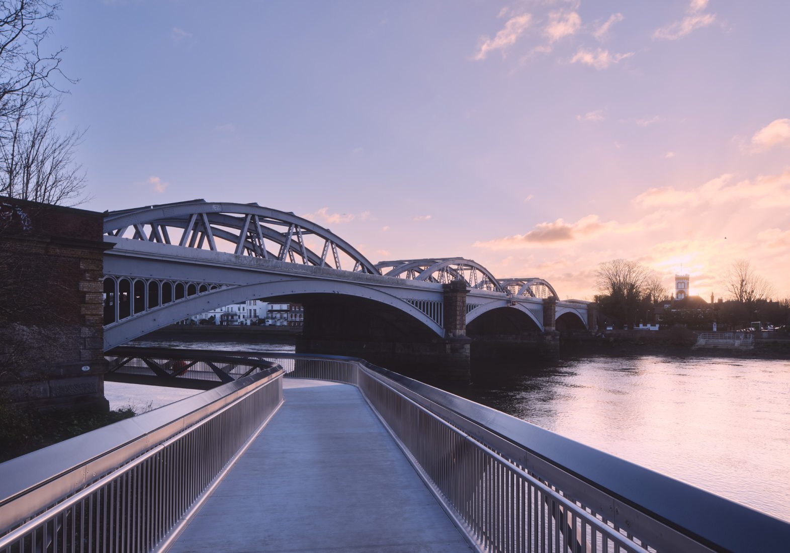 Moxon completes pedestrian bridge along Thames Path at Chiswick