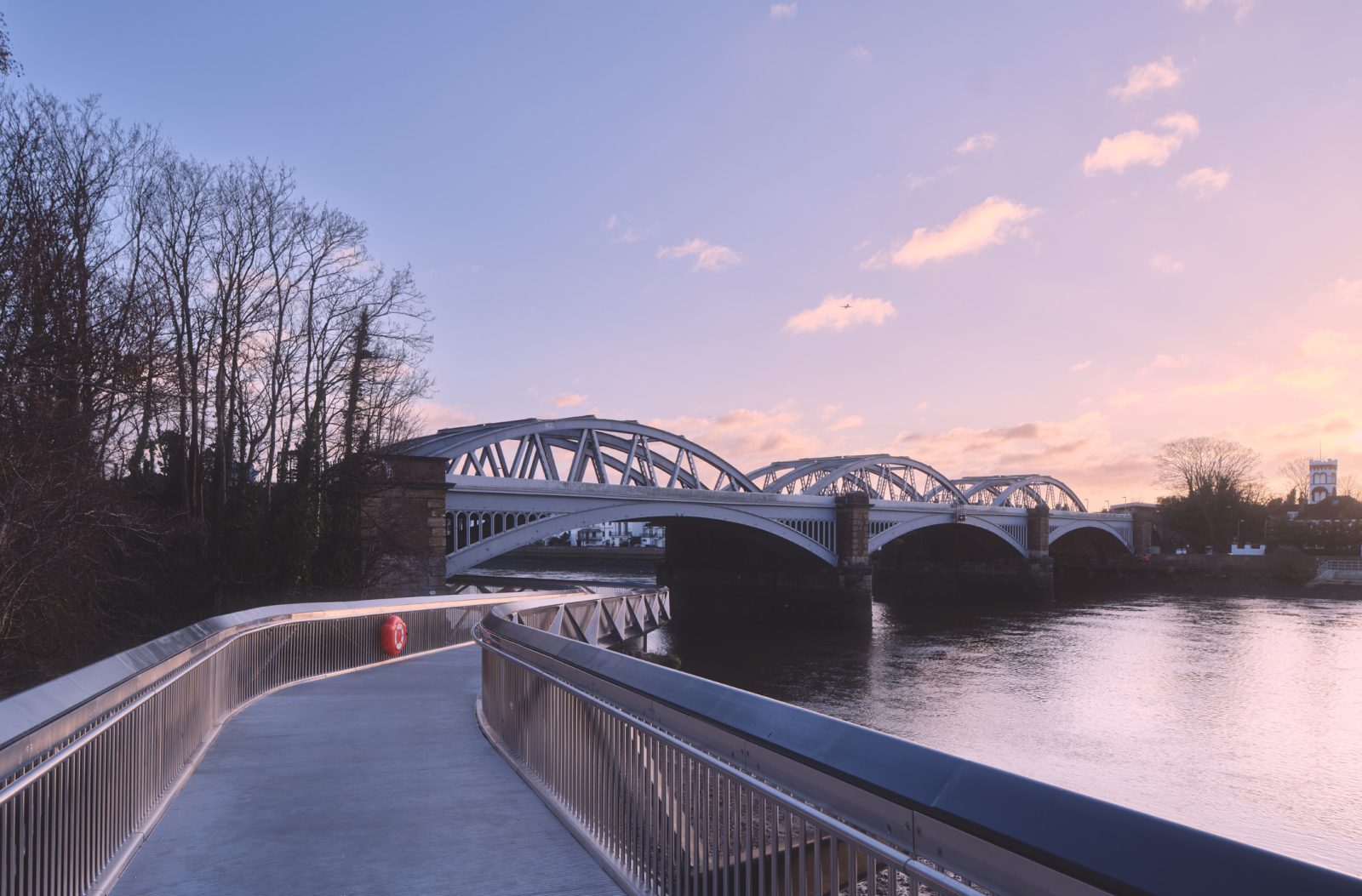 Moxon completes pedestrian bridge along Thames Path at Chiswick