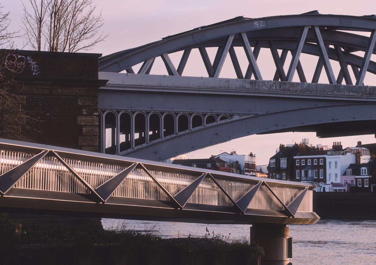 Moxon completes pedestrian bridge along Thames Path at Chiswick