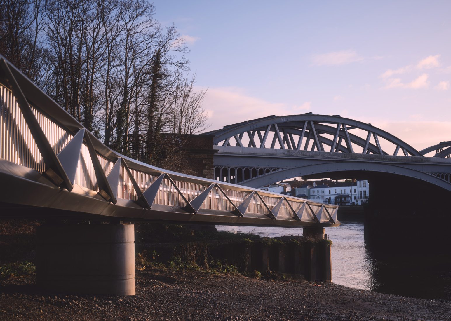 Moxon completes pedestrian bridge along Thames Path at Chiswick