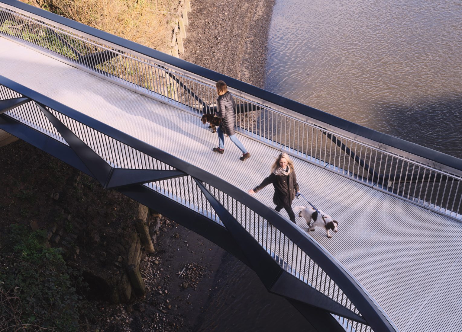 Moxon completes pedestrian bridge along Thames Path at Chiswick