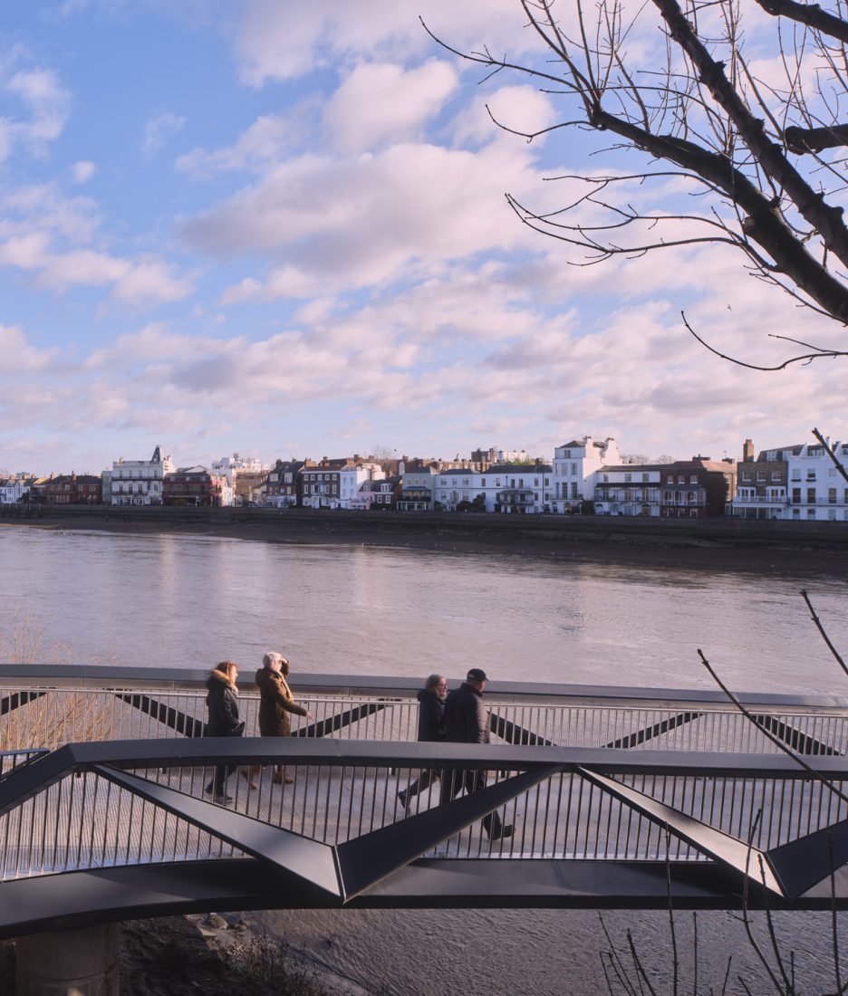 Moxon completes pedestrian bridge along Thames Path at Chiswick