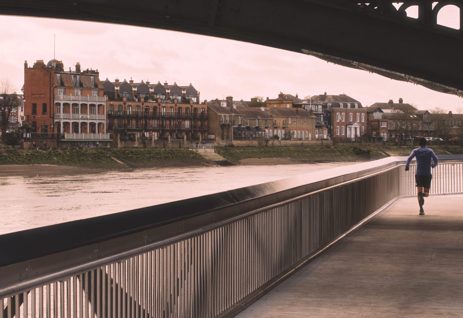 Moxon completes pedestrian bridge along Thames Path at Chiswick