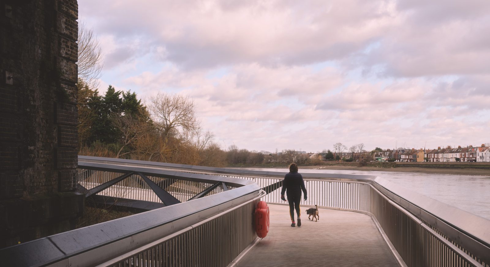 Moxon completes pedestrian bridge along Thames Path at Chiswick