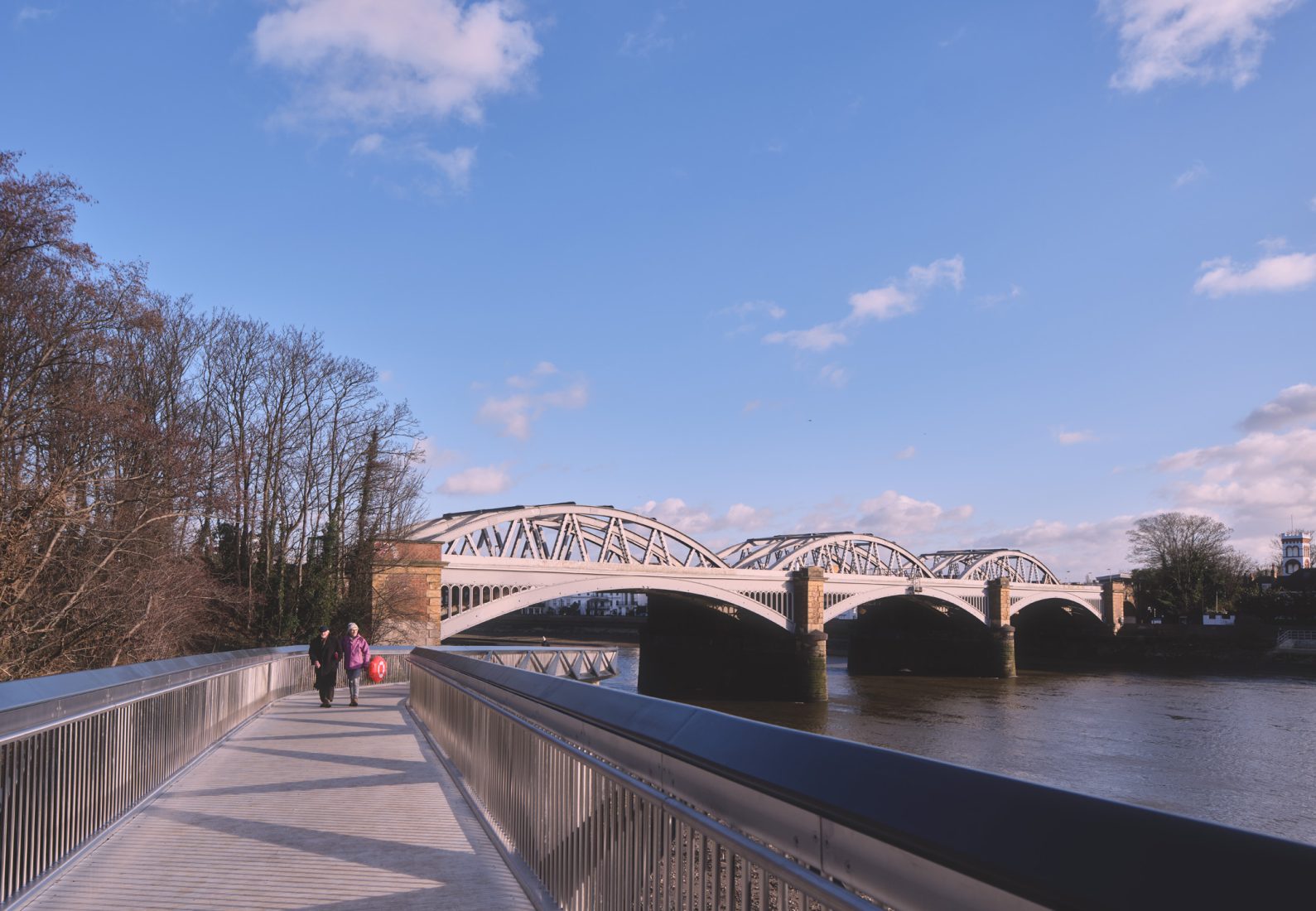 Moxon completes pedestrian bridge along Thames Path at Chiswick