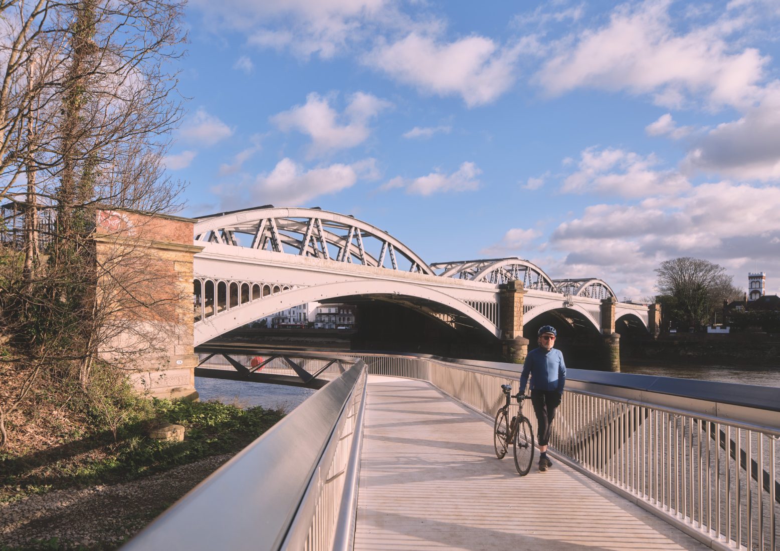 Moxon completes pedestrian bridge along Thames Path at Chiswick