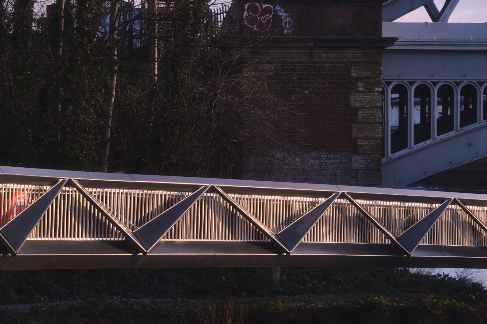 Moxon completes pedestrian bridge along Thames Path at Chiswick