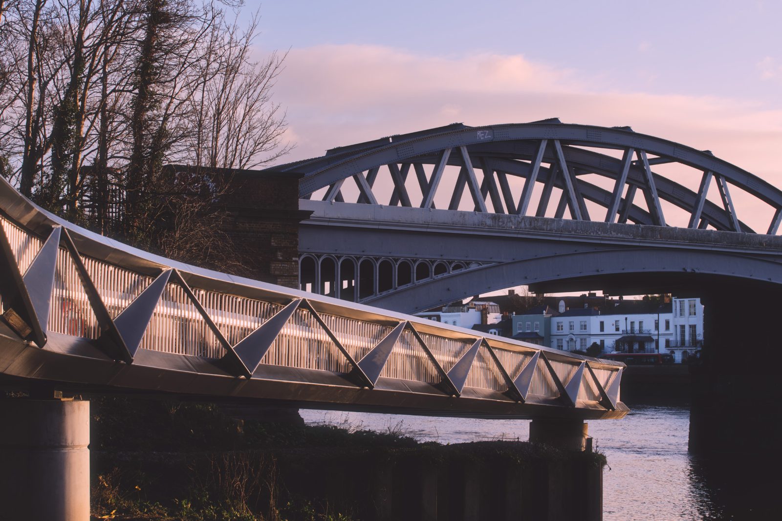 Moxon completes pedestrian bridge along Thames Path at Chiswick