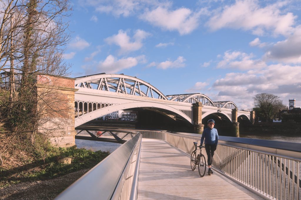 Moxon completes pedestrian bridge along Thames Path at Chiswick