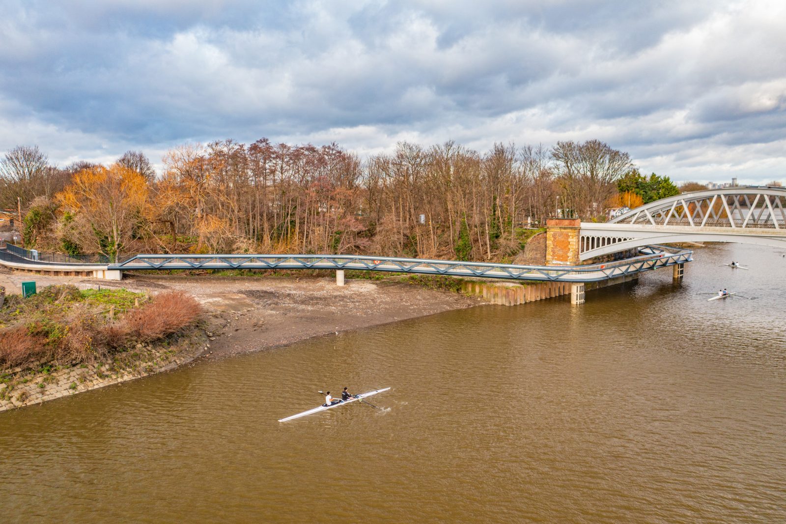 Moxon completes pedestrian bridge along Thames Path at Chiswick