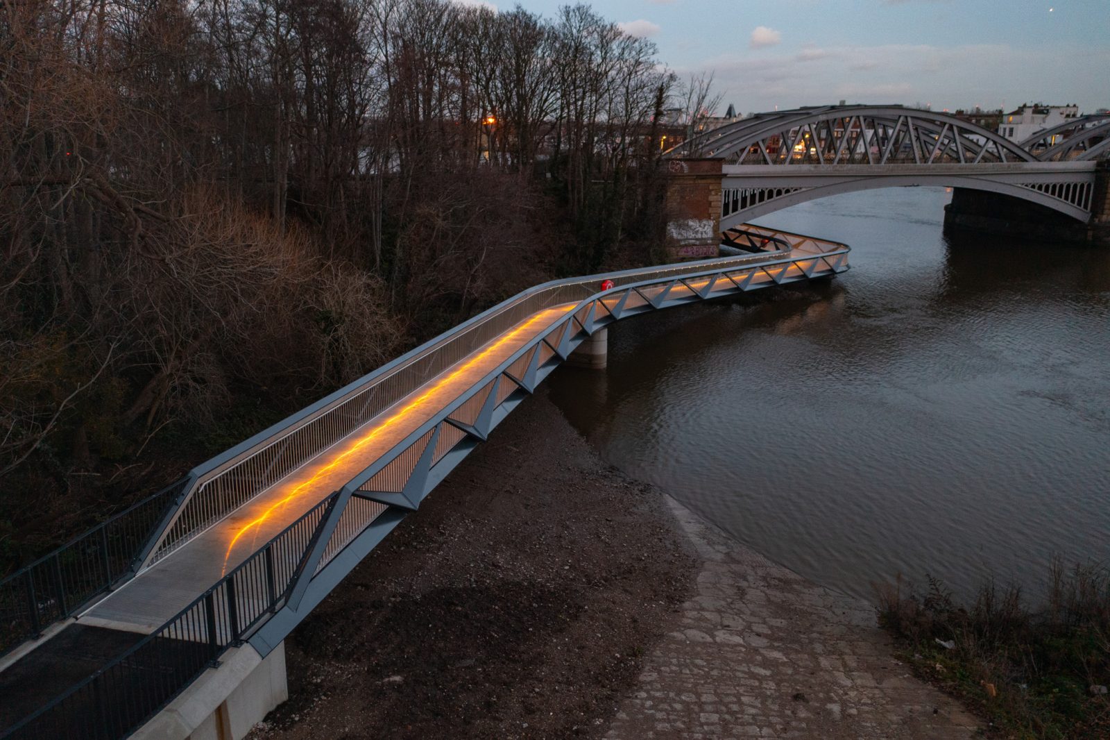 Moxon completes pedestrian bridge along Thames Path at Chiswick