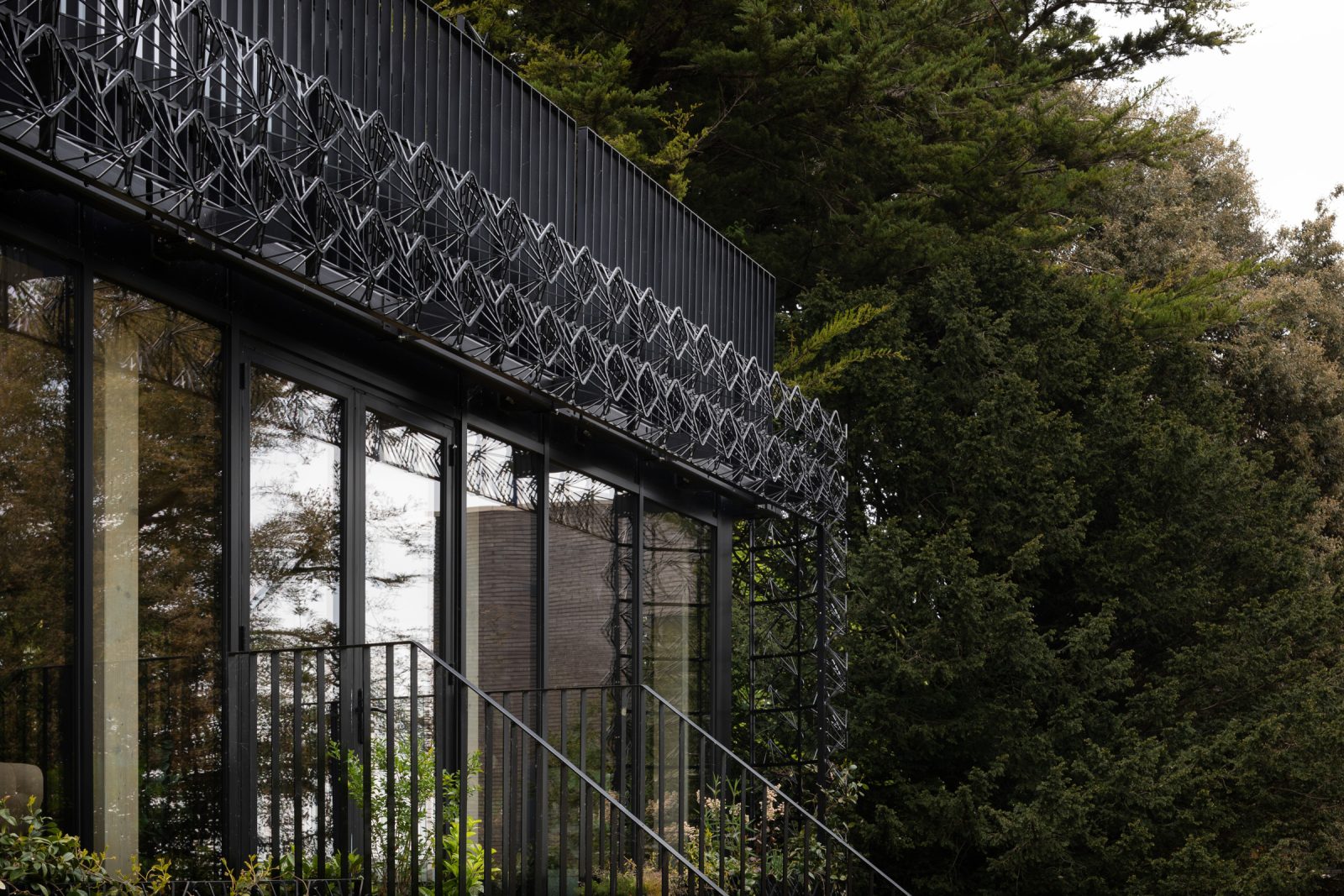 Creeper comforts: Giles Miller Studio completes house with trellis-like ...