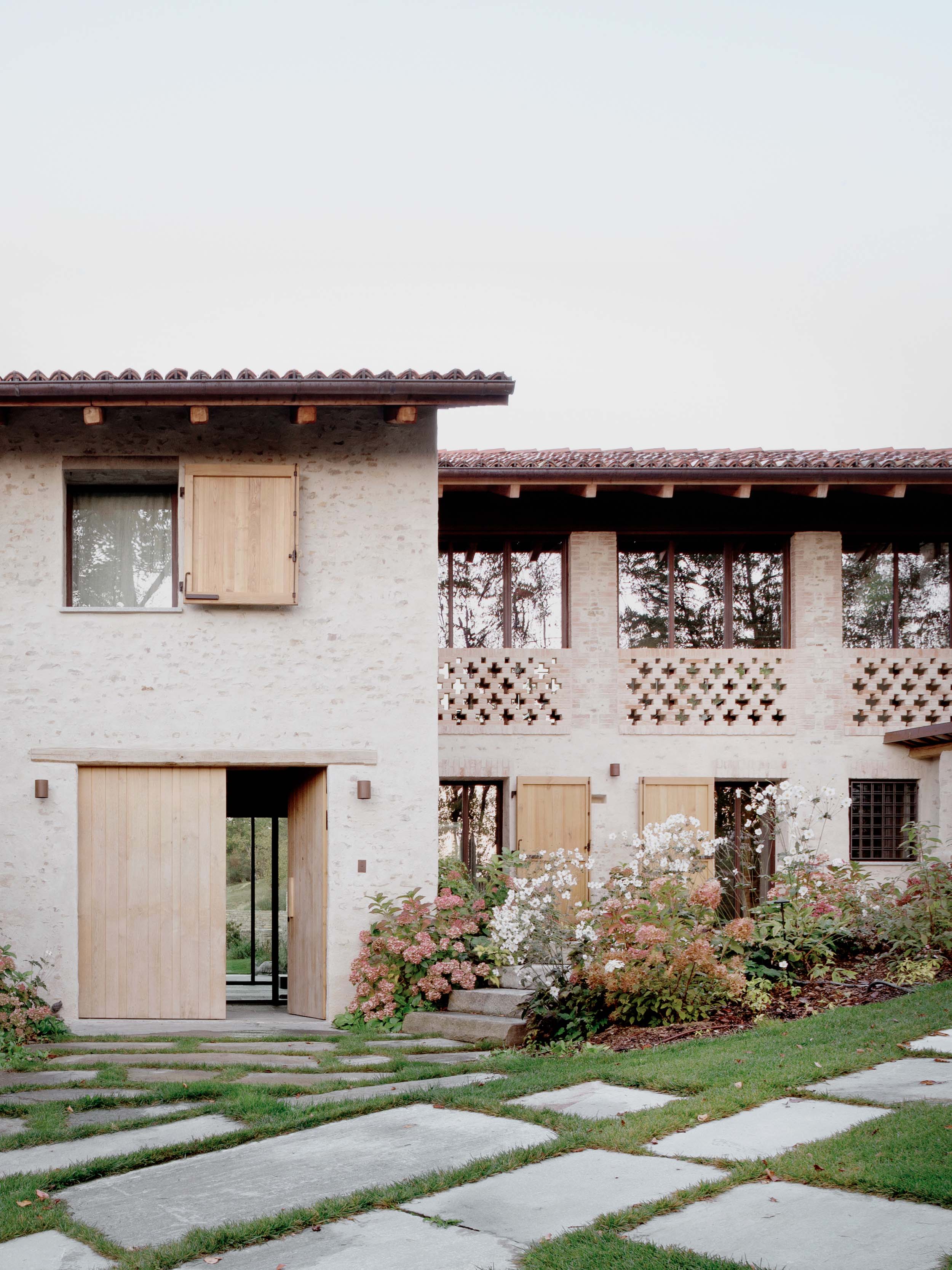 Jonathan Tuckey Design restores Italian farmhouse