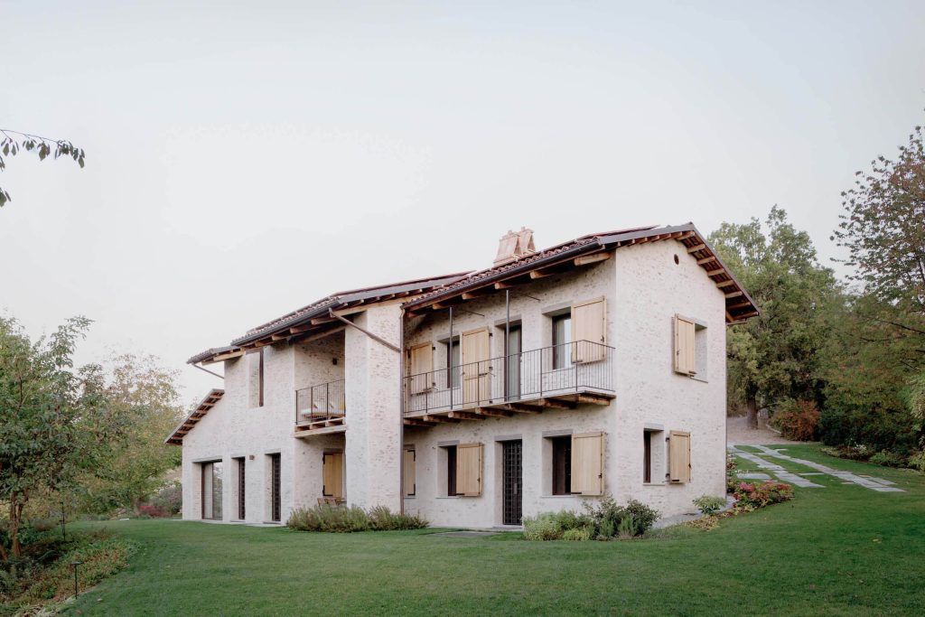 Jonathan Tuckey Design restores Italian farmhouse