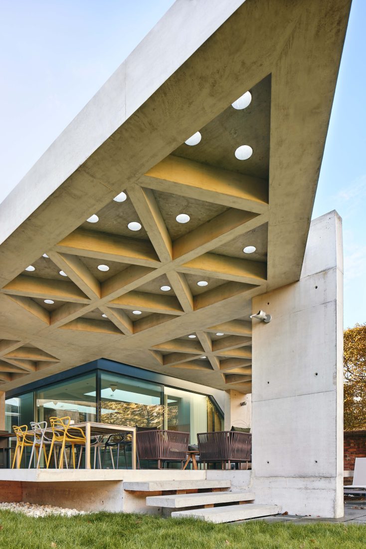Adrian James completes cantilevered concrete gazebo
