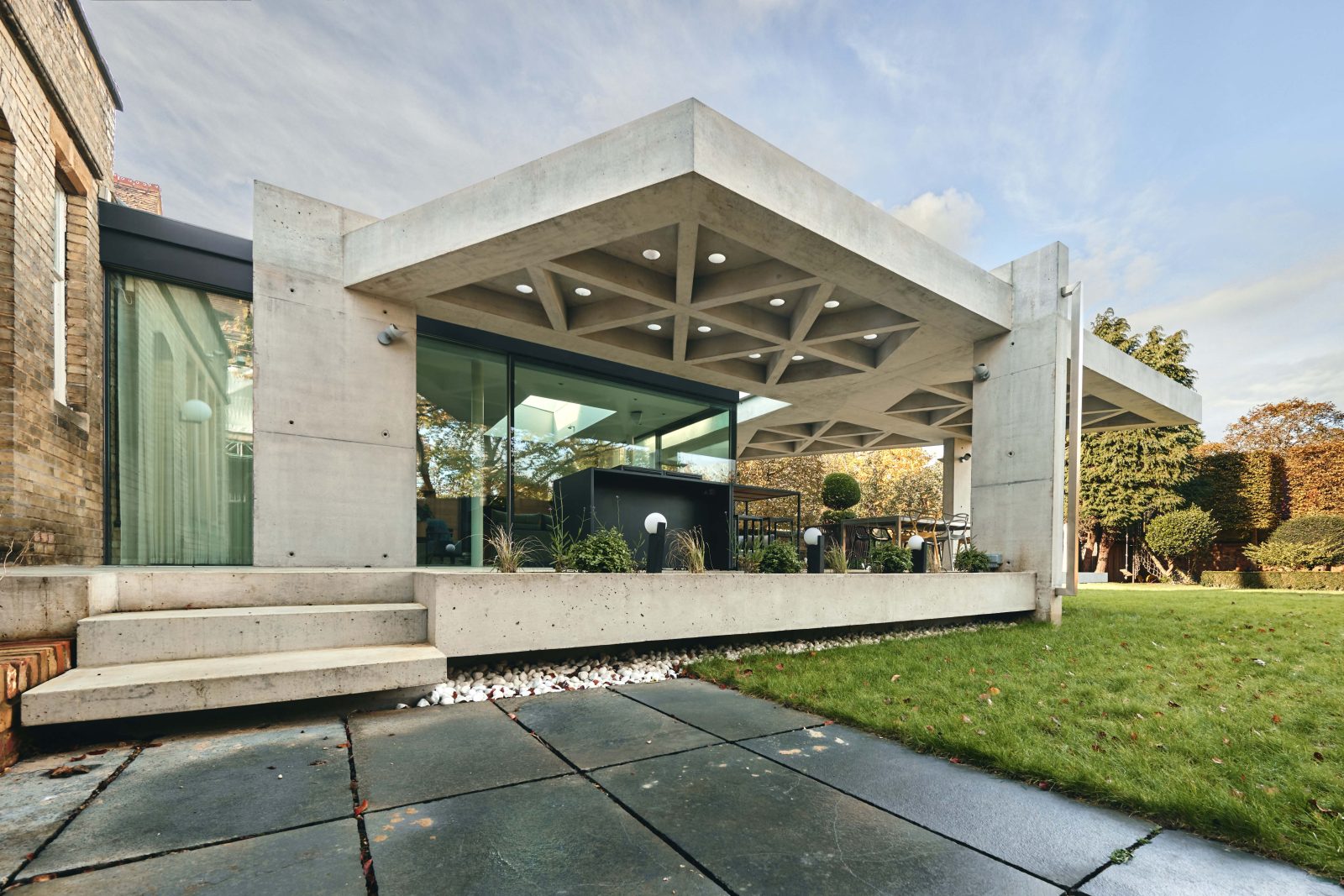 Adrian James completes cantilevered concrete gazebo