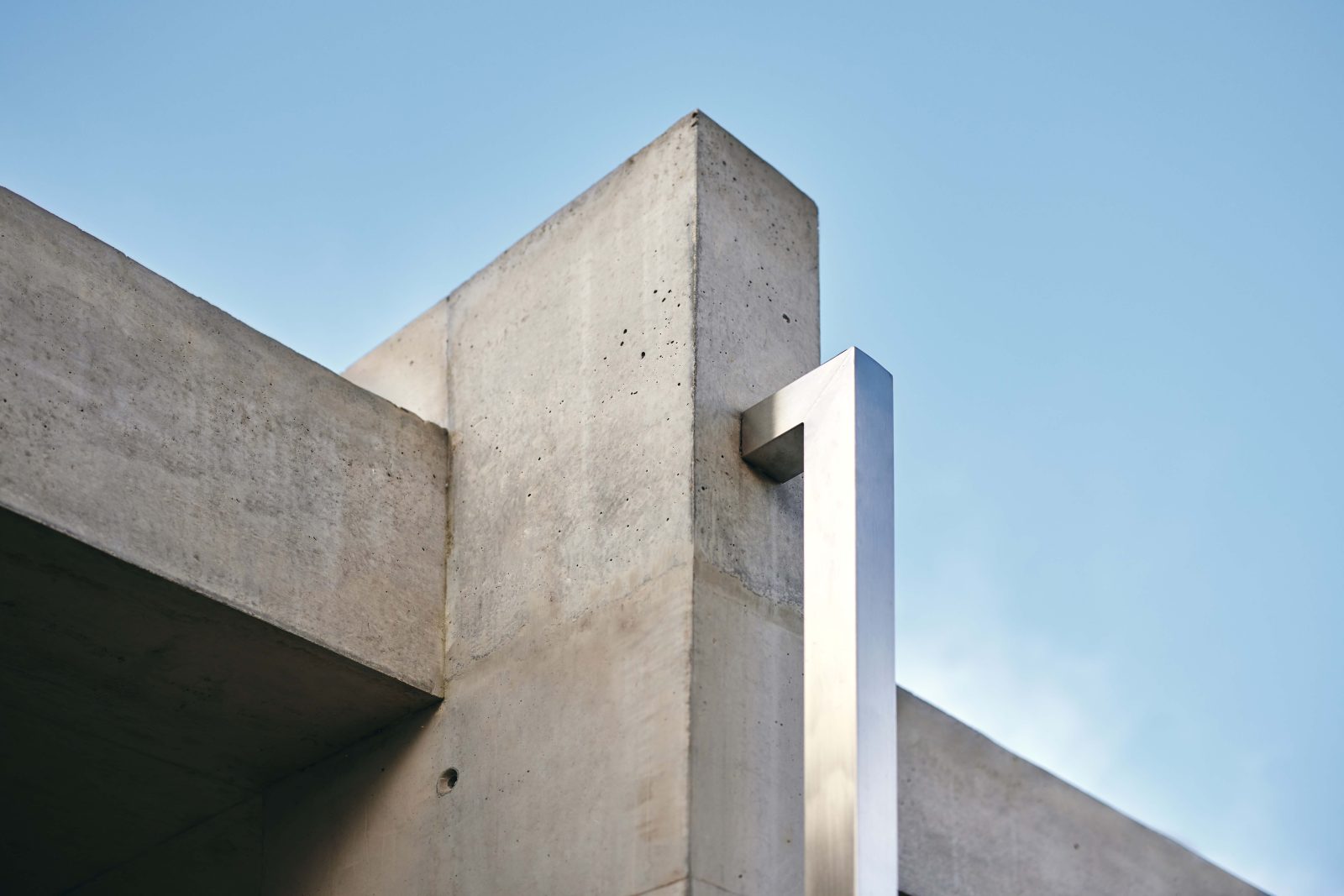 Adrian James completes cantilevered concrete gazebo