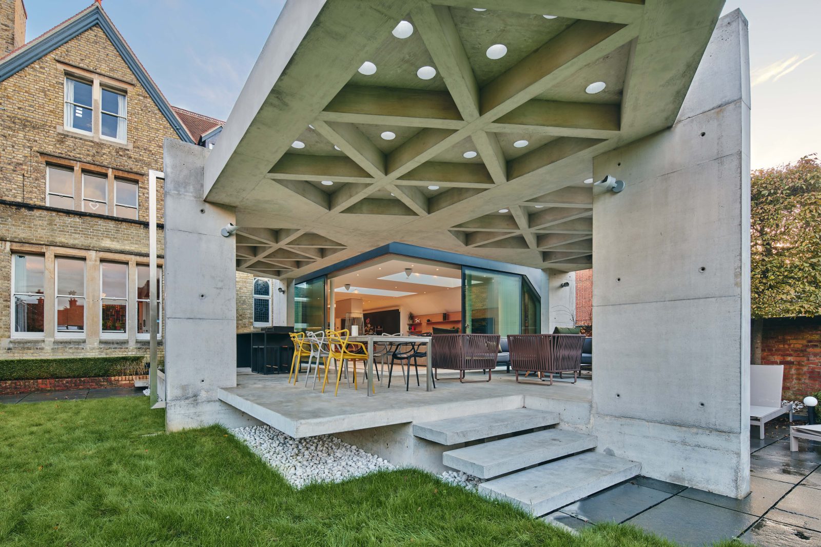 Adrian James completes cantilevered concrete gazebo