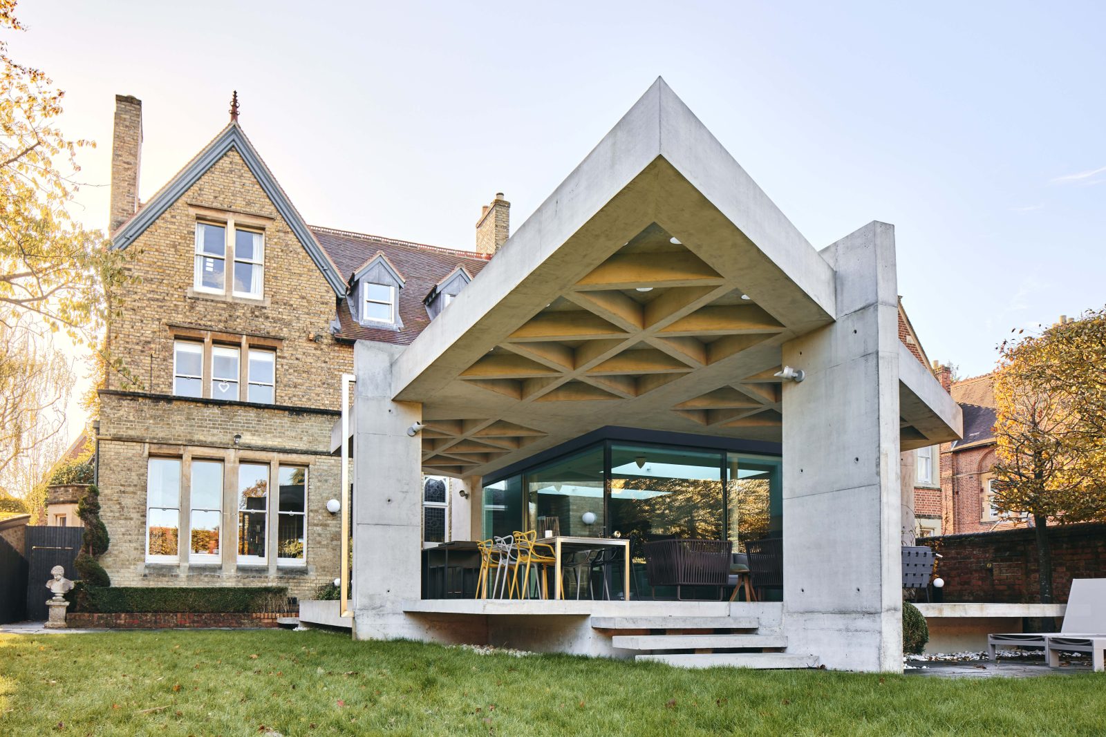 Adrian James completes cantilevered concrete gazebo