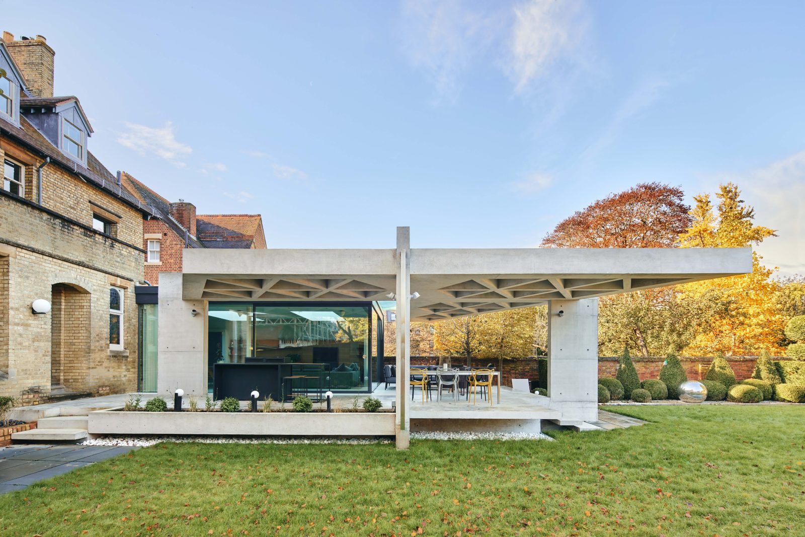 Adrian James completes cantilevered concrete gazebo
